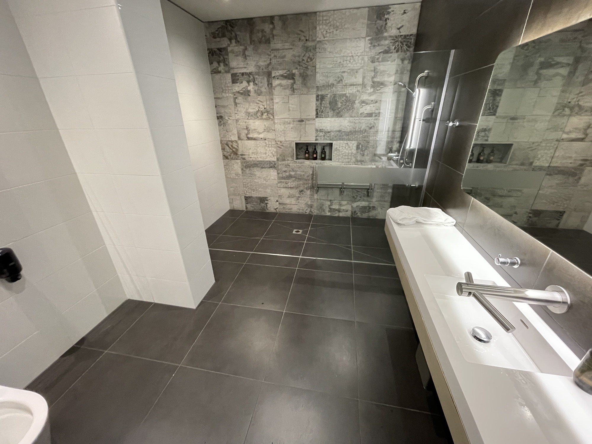 Qantas 787 Business Class: A Surprisingly Mediocre Experience